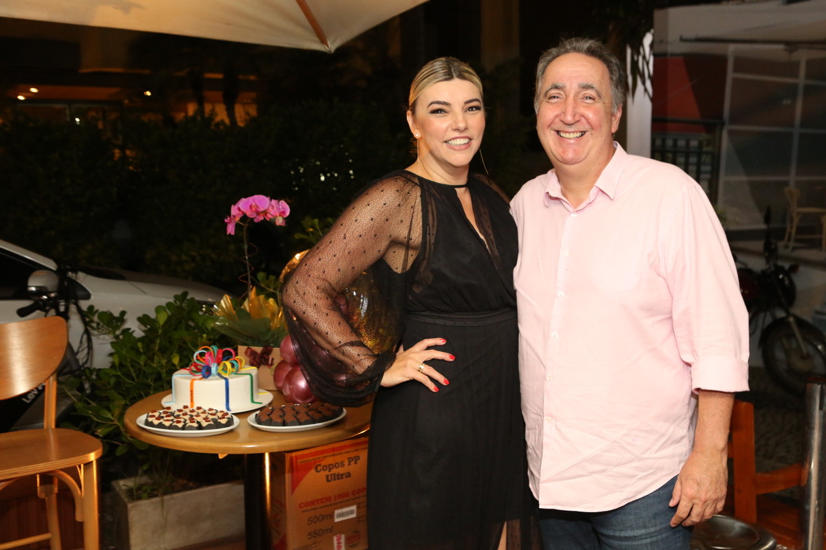 Adriana Calmon comemora aniversário ao lado de amigos em Copacabana ...